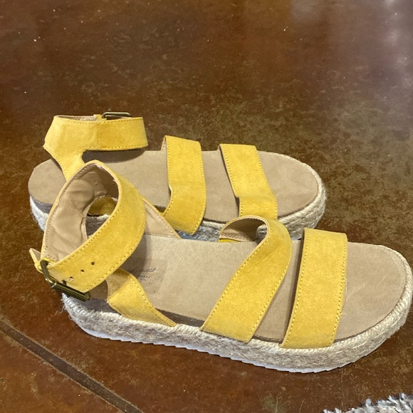 Universal Thread | Shoes | Yellow And Tan Platform Sandals | Poshmark